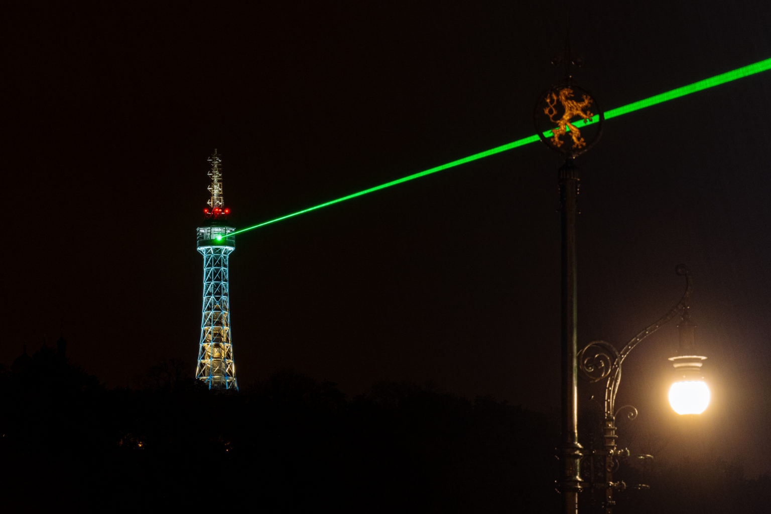 Laserové centrum ELI Beamlines a Signal festival rozsvítí laserový ...